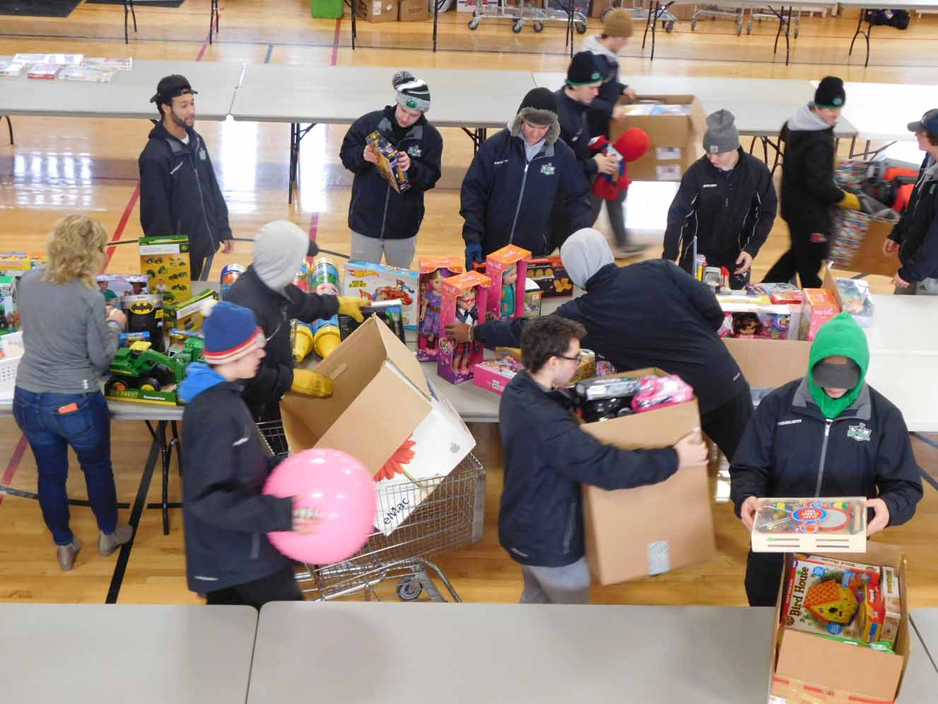 Santa’s Closet set up, ready to serve | News, Sports, Jobs - The Journal